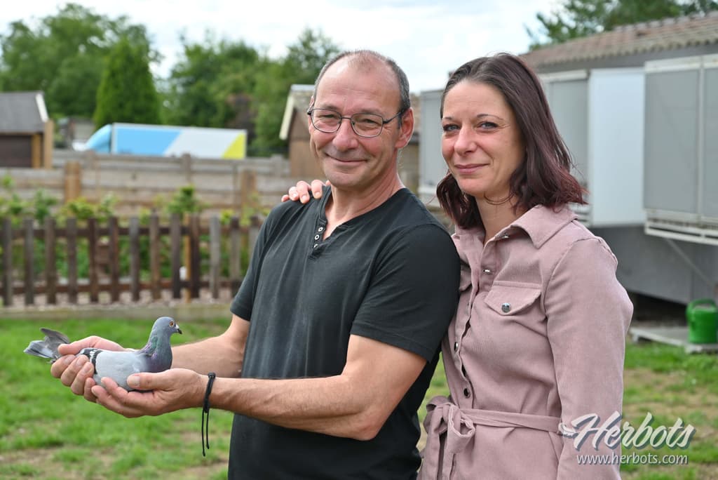 蒂默曼斯-普尔家族 (Family Timmermans-Poels) 荣获波治全国老鸽和一岁鸽组9,922羽冠军 - 总30,250 羽最快速鸽